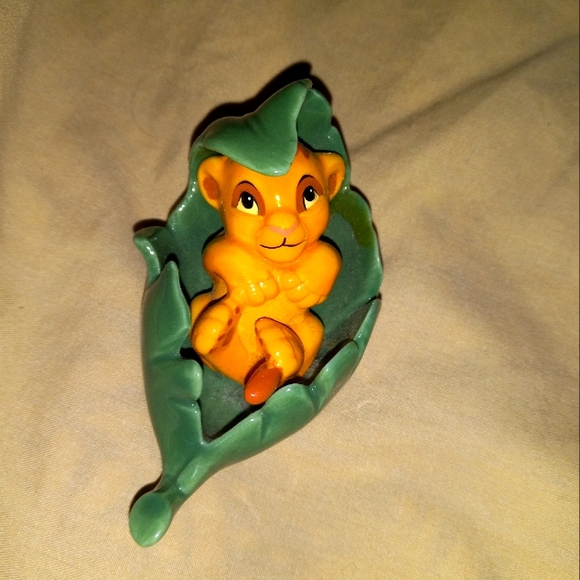 Disney | Accents | Disney Baby Simba Nestled In Leaf Figure Must See ...